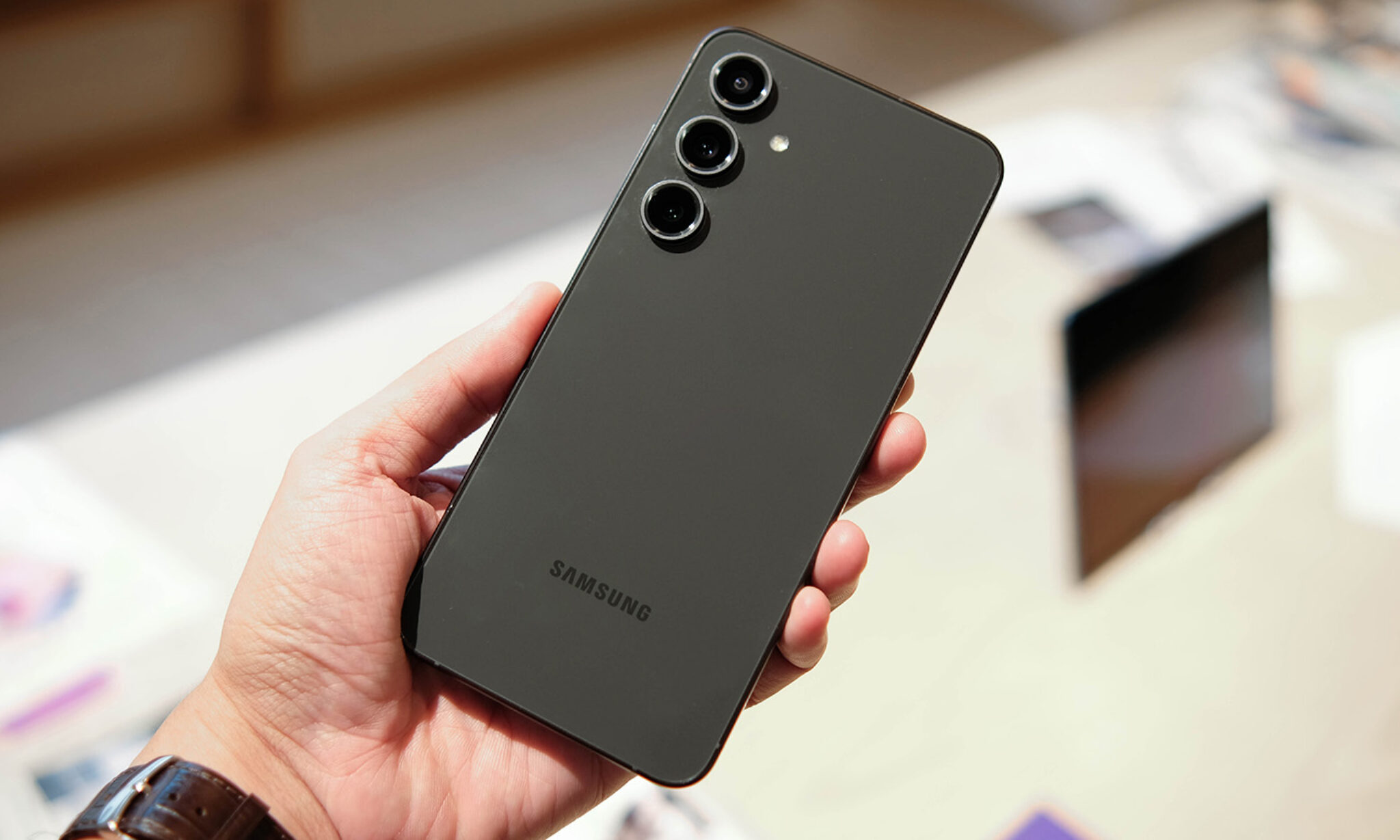 Samsung Galaxy S25 FE vale a pena em 2026? Review completo do topo de ...